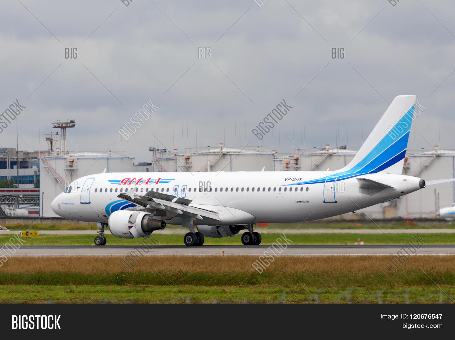 Airbus 320-200 Jet Image & Photo (Free Trial) | Bigstock