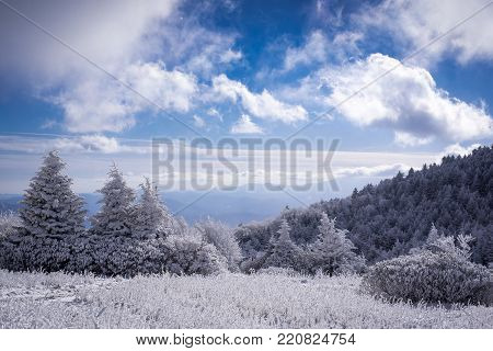 Blue Skies Over 图片和照片（免费试用） | Bigstock