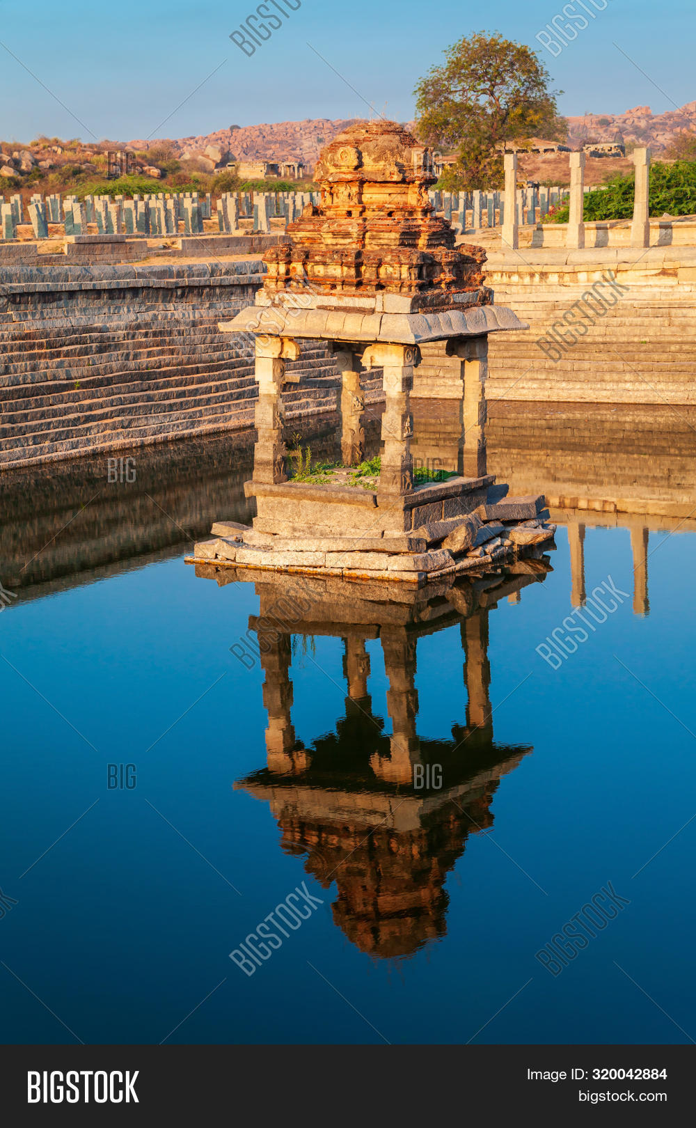 Imagen y foto Temple Water Tank (prueba gratis) | Bigstock