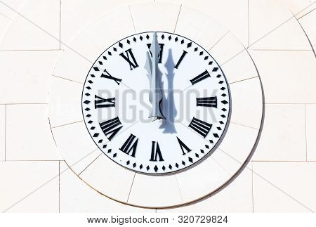 Clock Marks 12 O'clock Image & Photo (Free Trial) | Bigstock