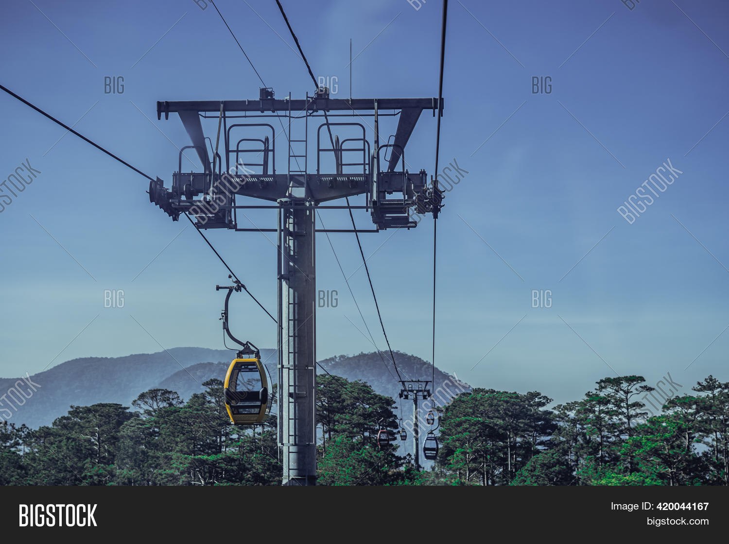Circulating Cable Car Image & Photo (Free Trial) | Bigstock