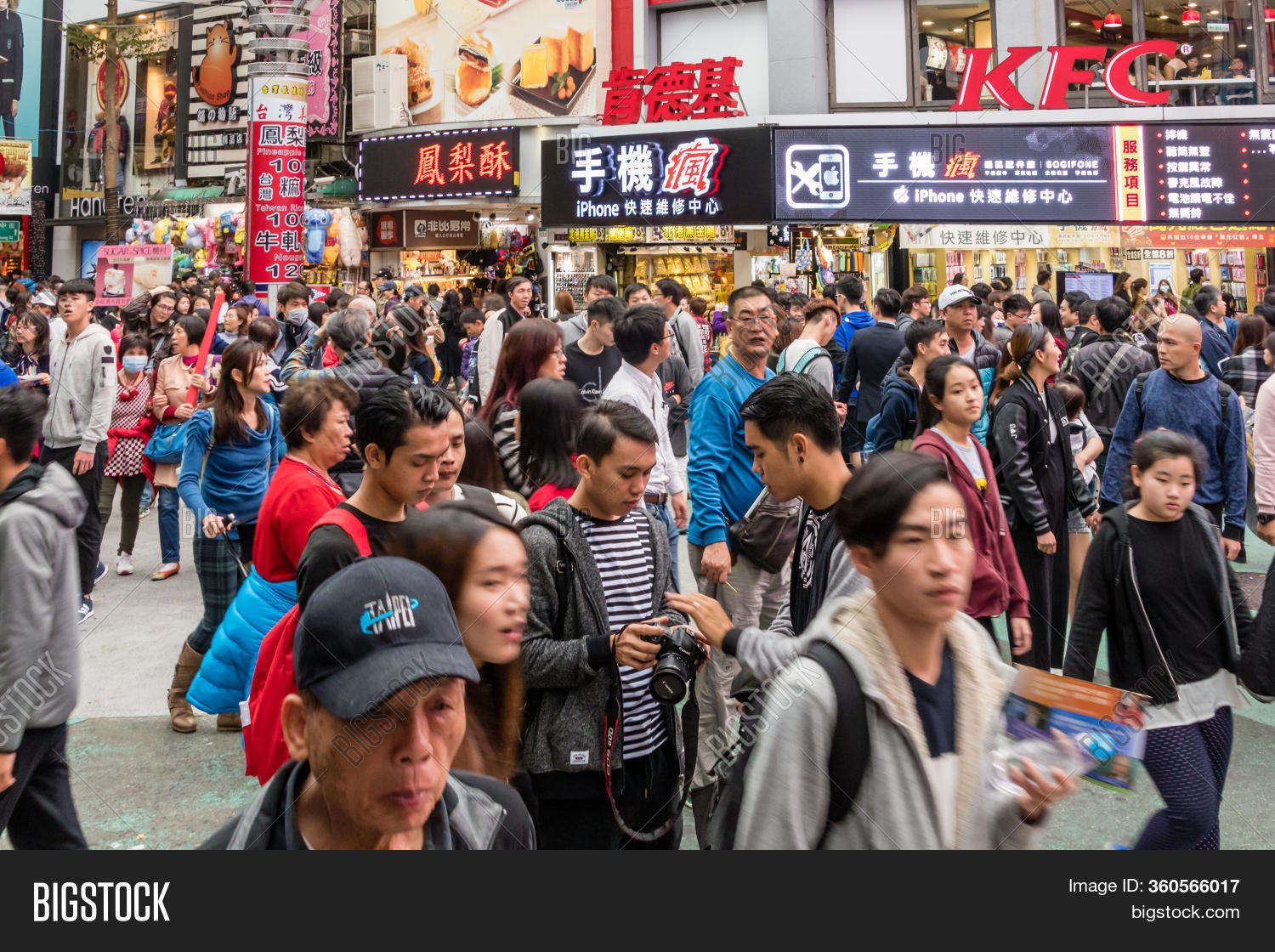 Crowds Shoppers Image & Photo (Free Trial) | Bigstock
