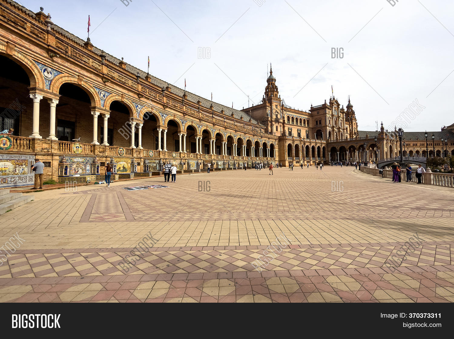 Old Spanish Plaza Plaza De España: A Spanish Square With Lots Of