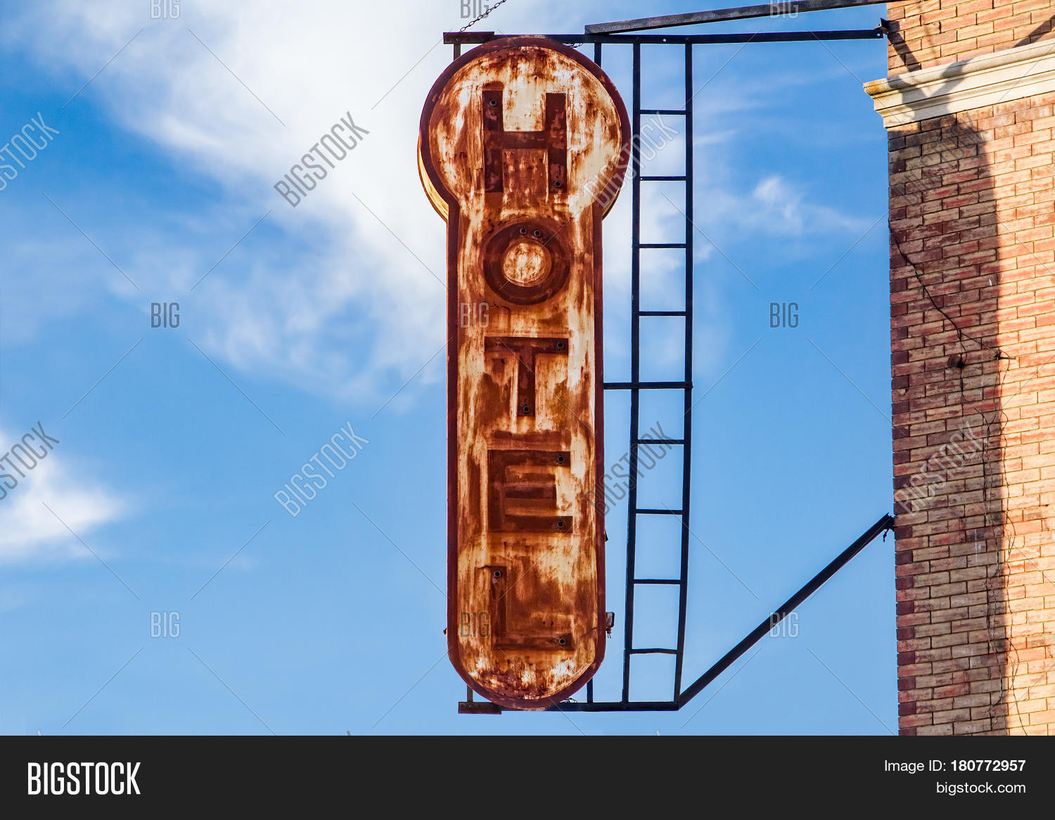 Old Rusty Hotel 图片和照片（免费试用） | Bigstock