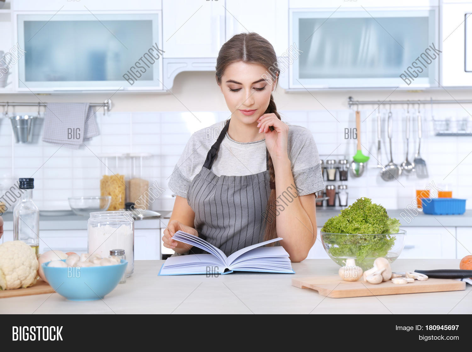Imagen y foto Young Woman (prueba gratis) | Bigstock