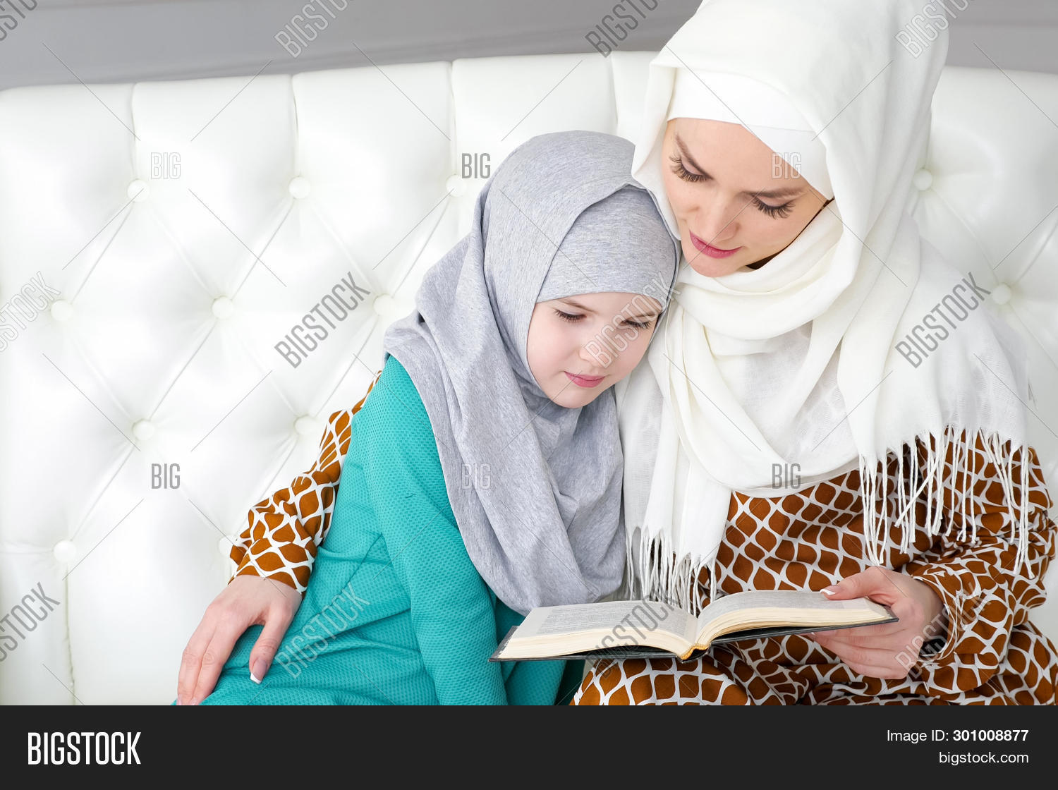 Imagen y foto Muslim Mom White (prueba gratis) | Bigstock