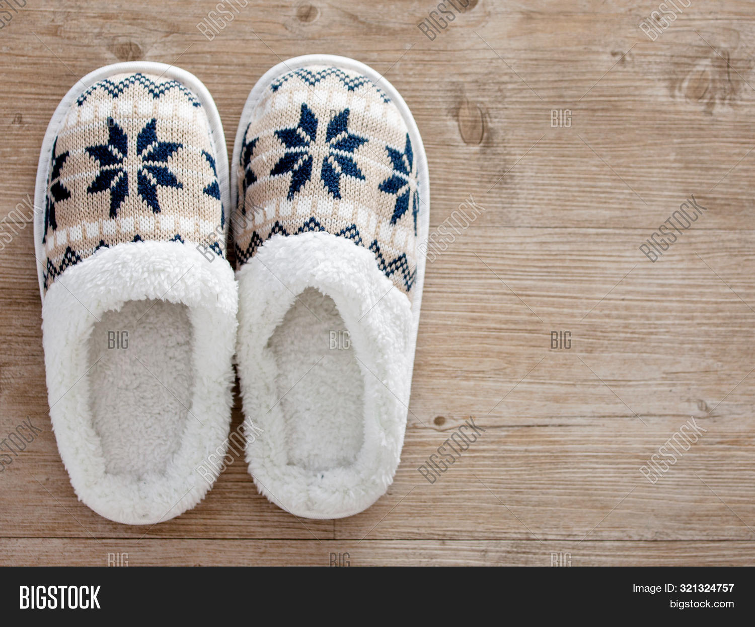 Imagen y foto Slippers On Wooden (prueba gratis) | Bigstock
