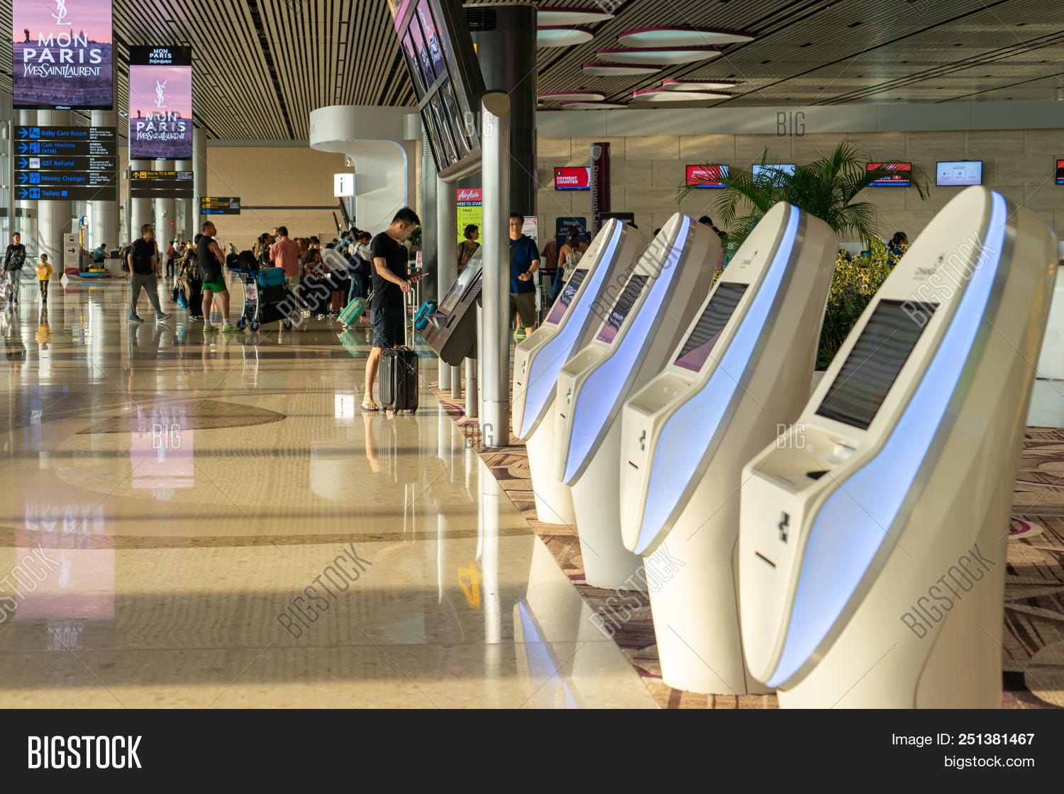 Visitors Walk Around Image & Photo (Free Trial) | Bigstock