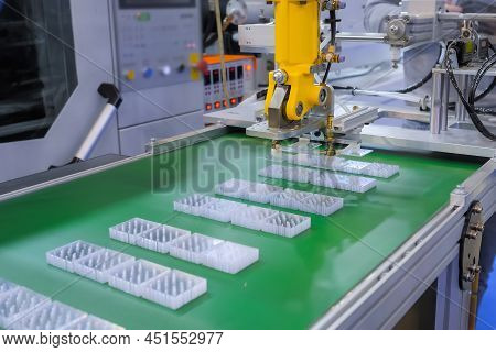 Pick And Place Yellow Robotic Arm Manipulator Moving Flat Plastic ...