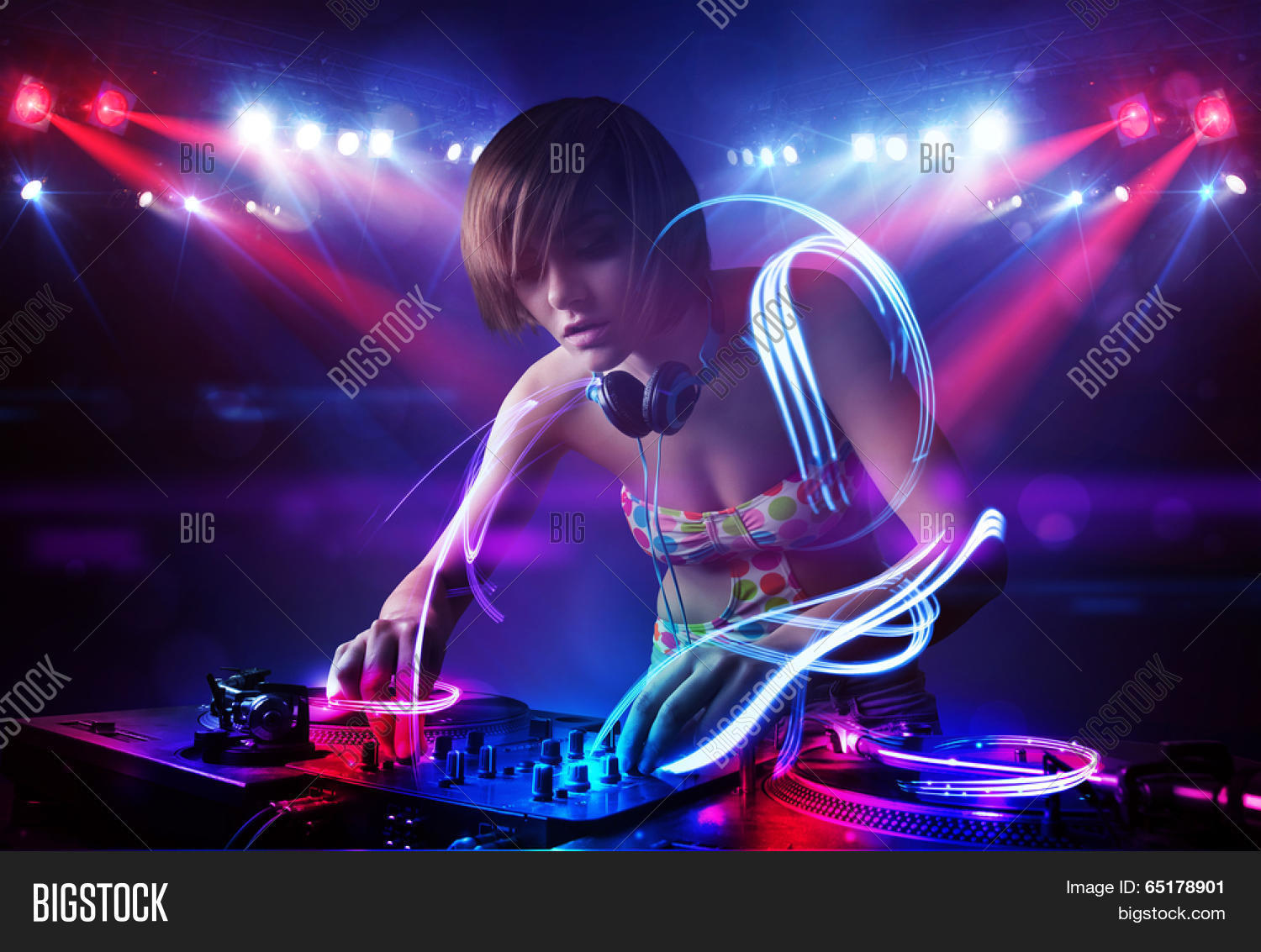 Pretty Young Disc Image & Photo (Free Trial) | Bigstock