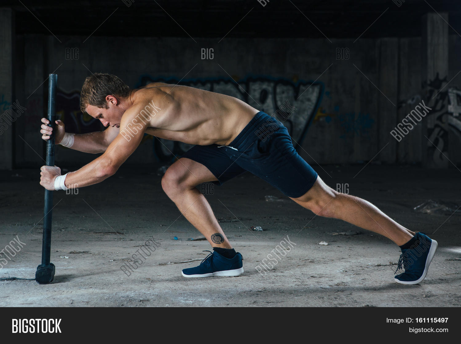 Man Doing Hard 图片和照片（免费试用） | Bigstock