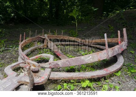 Bear Trap Images, Illustrations & Vectors (Free) - Bigstock