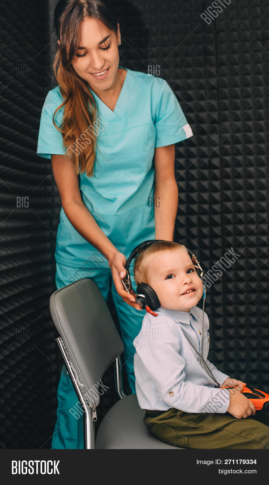 Audiologist Prepares Image & Photo (Free Trial) | Bigstock