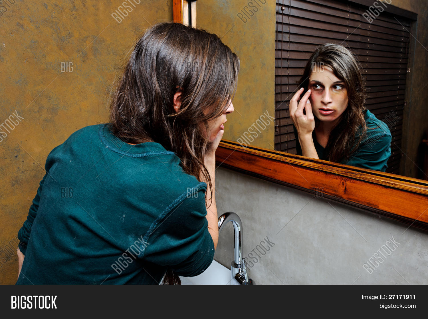Battered Woman Checks Image & Photo (Free Trial) | Bigstock