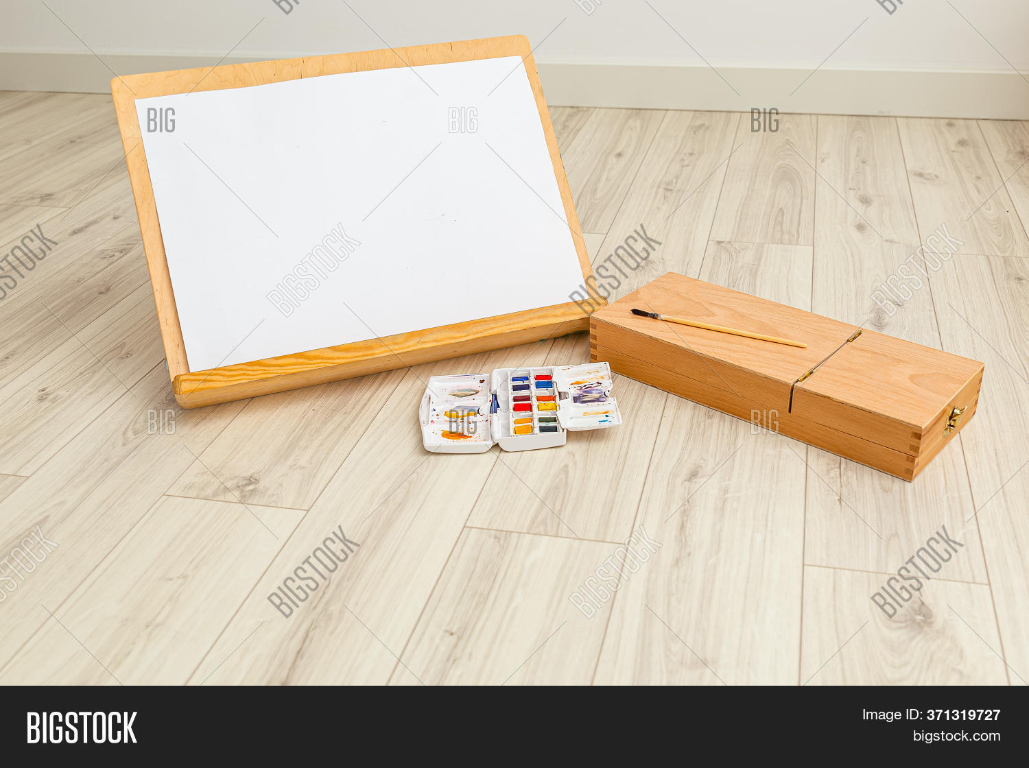 Wooden Easel Sheet Image & Photo (Free Trial) | Bigstock