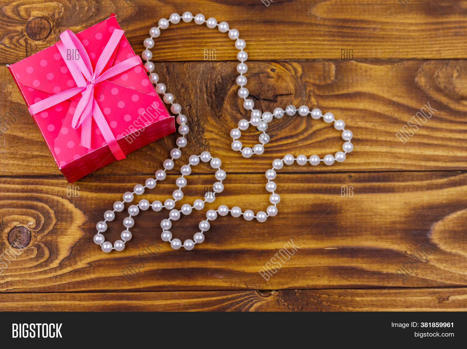 Gift Box Pearl Image & Photo (Free Trial) | Bigstock