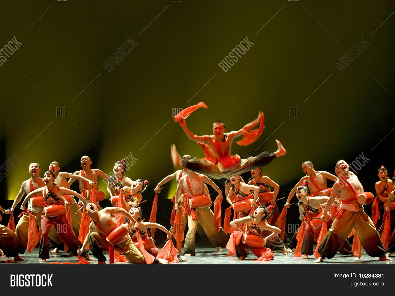 Chinese Folk Dance Image & Photo (Free Trial) | Bigstock