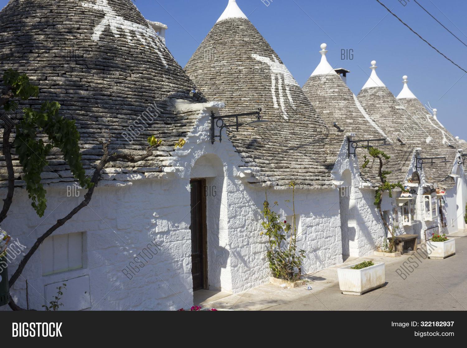Imagen y foto Alberobello, Italy (prueba gratis) | Bigstock