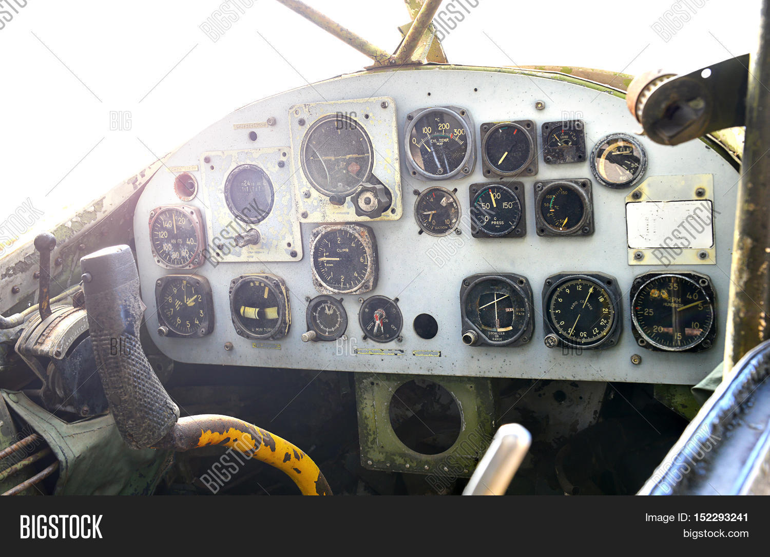 Imagen y foto Old Cockpit Plane (prueba gratis) | Bigstock
