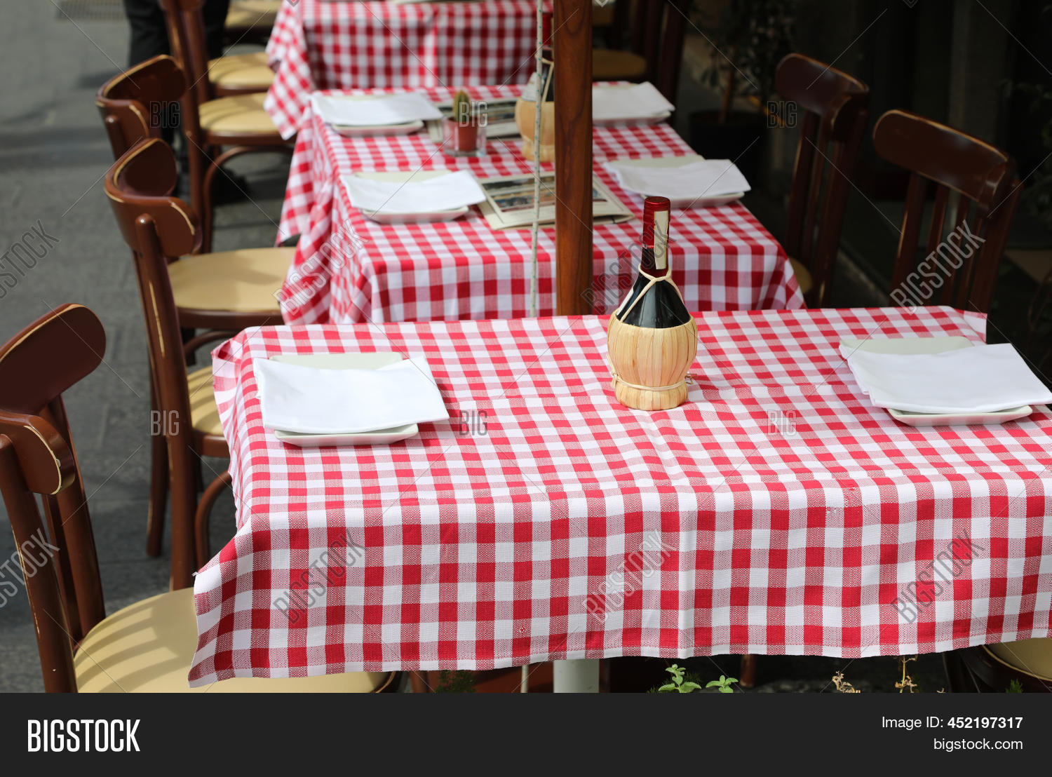 Imagen y foto Tables Alfresco (prueba gratis) | Bigstock