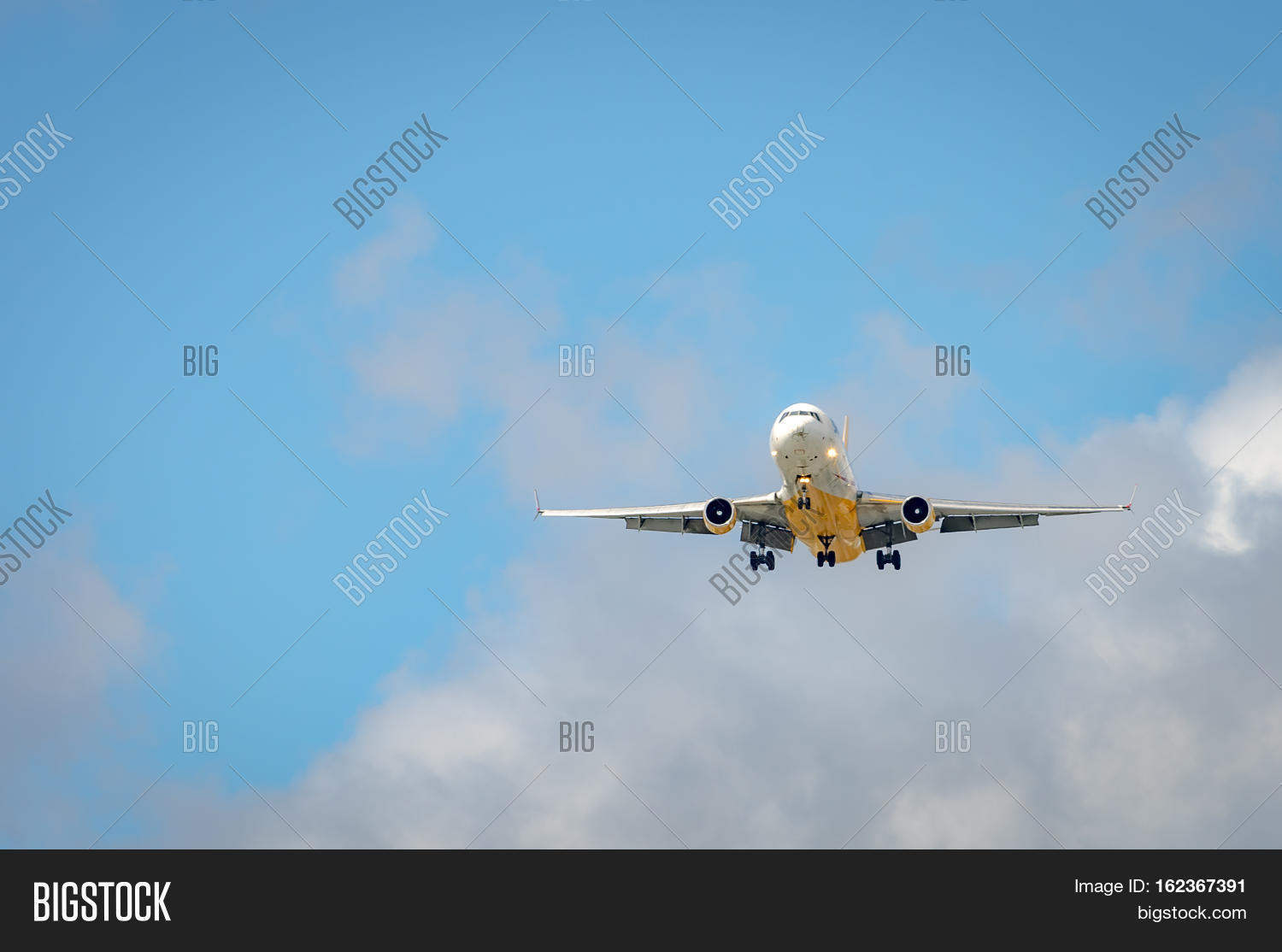 Airplane Approaching Image & Photo (Free Trial) | Bigstock