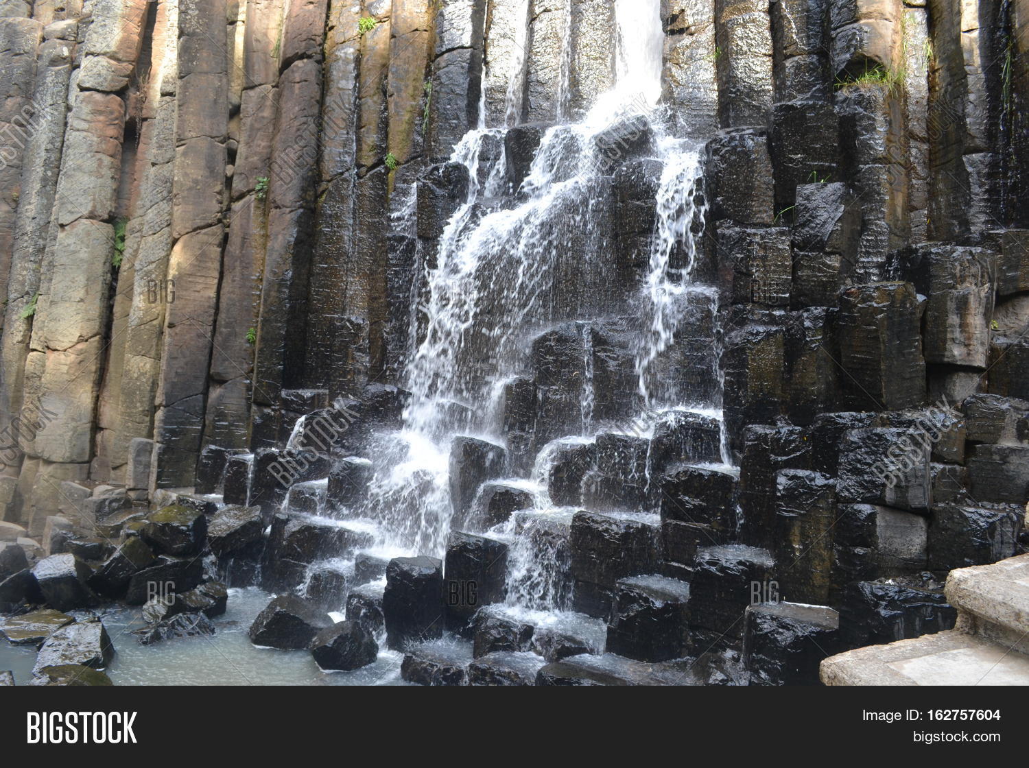 Imagen y foto Waterfall Basaltic (prueba gratis) | Bigstock