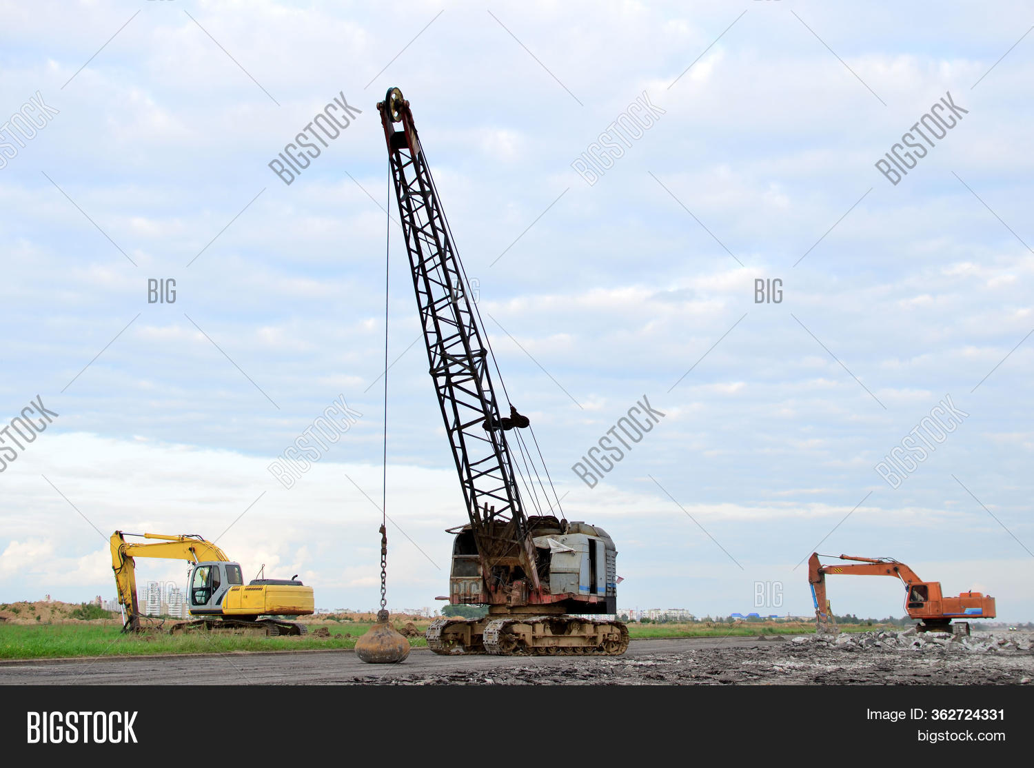Large Crawler Crane Image & Photo (Free Trial) | Bigstock