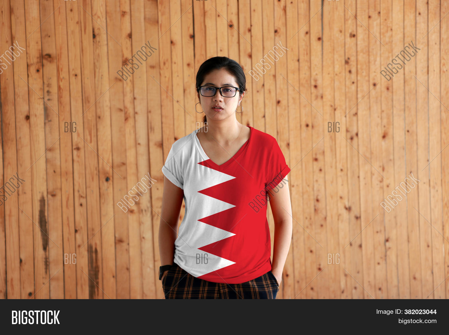 Woman Wearing Bahrain Image & Photo (Free Trial) | Bigstock