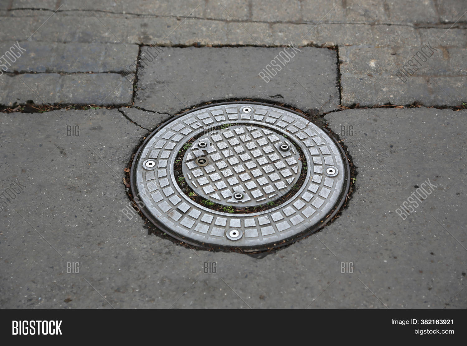 Circle Metal Manhole Image & Photo (Free Trial) | Bigstock
