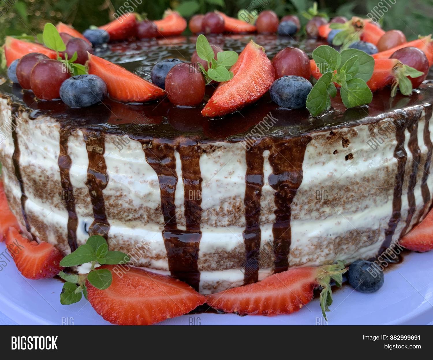 Round Chocolate Cake Image & Photo (Free Trial) | Bigstock