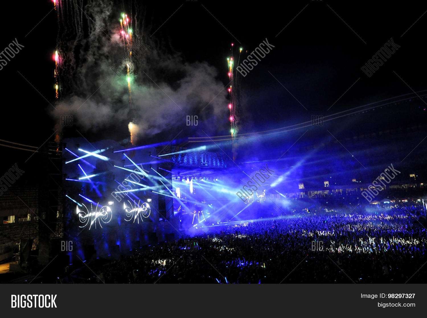Crowd People Stadium Image & Photo (Free Trial) | Bigstock