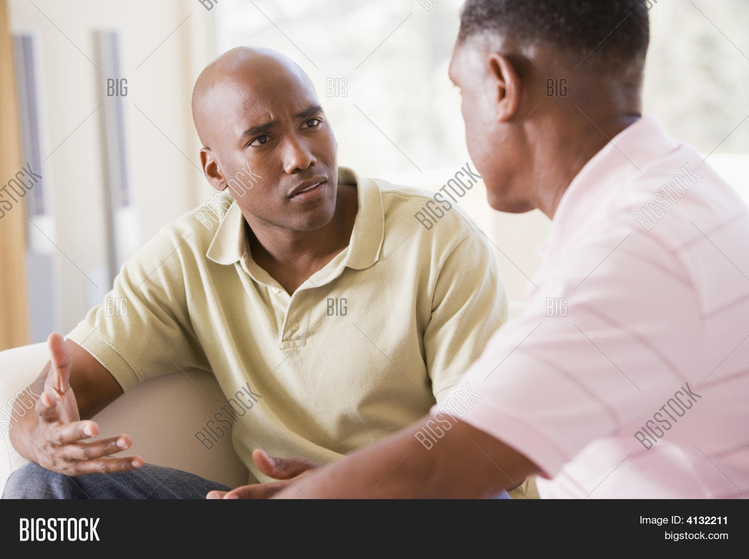 Imagen y foto Dos Hombres En La (prueba gratis) | Bigstock