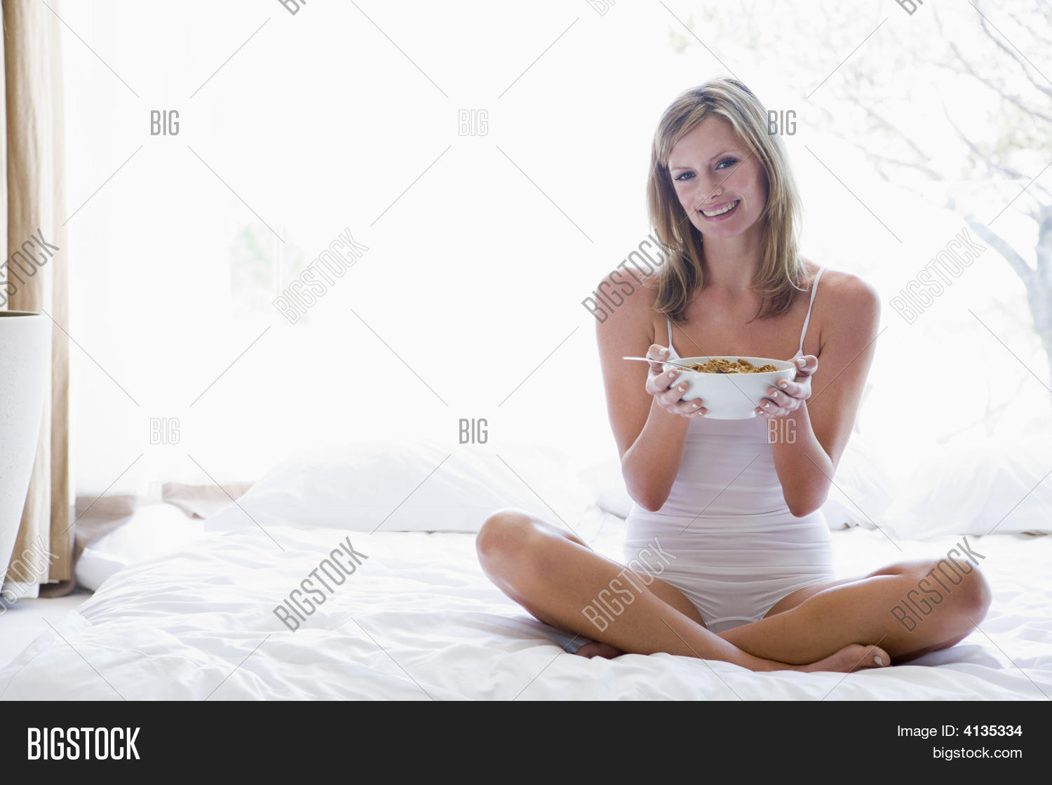 Vrouw afbeelding en foto (gratis proefversie) | Bigstock