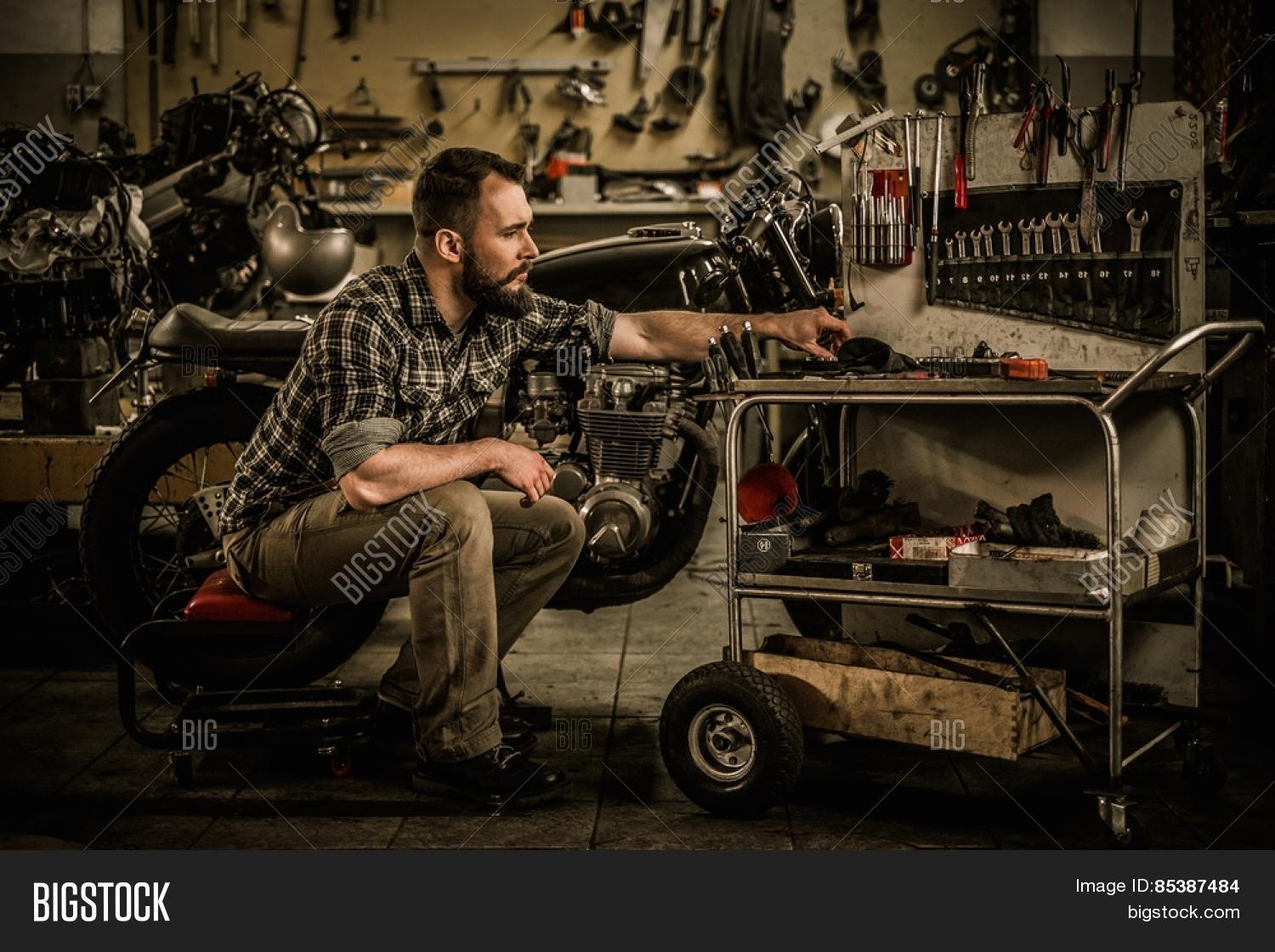 Mechanic Building Image & Photo (Free Trial) | Bigstock