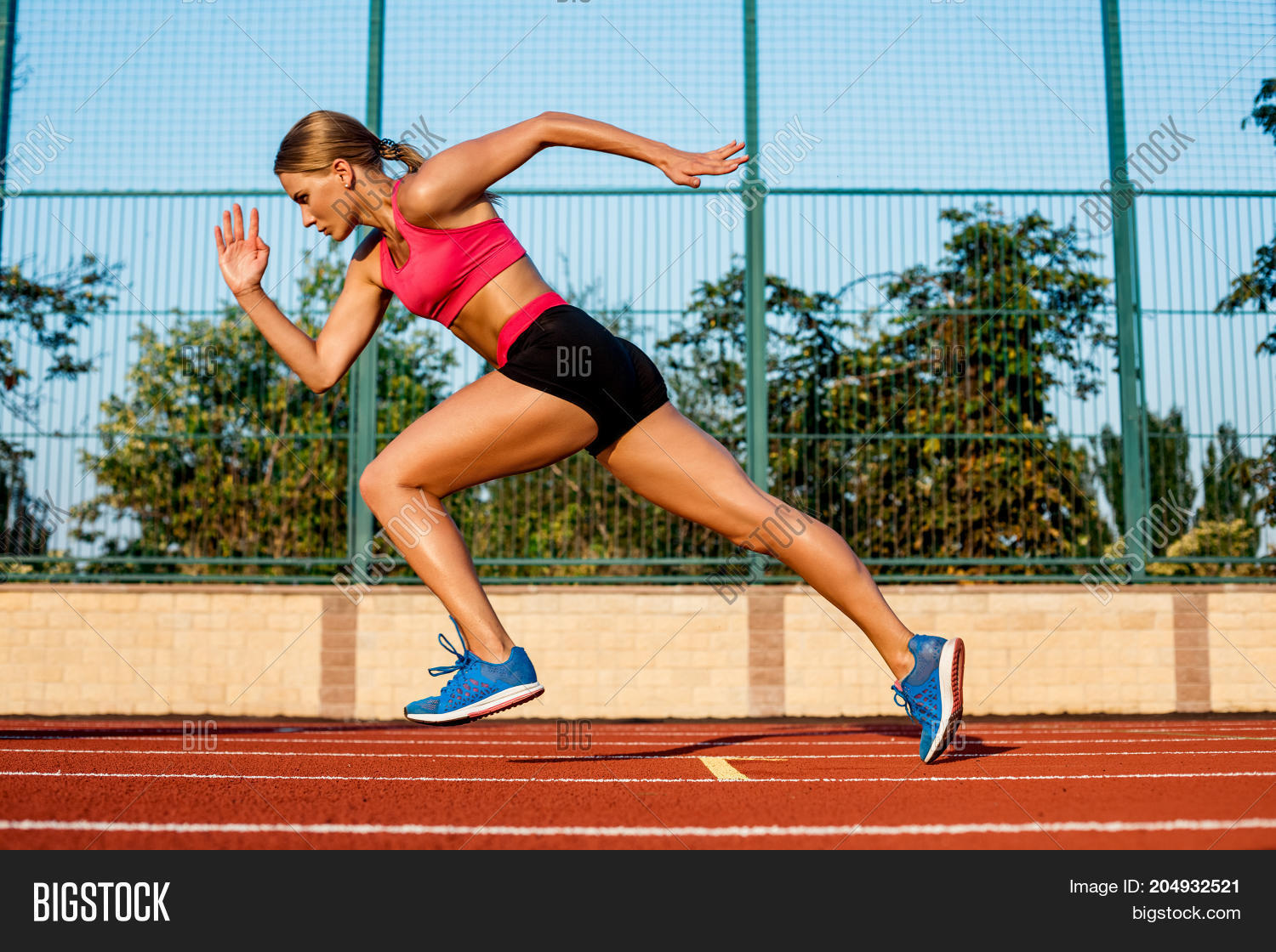 Imagen y foto Runner Sprinting (prueba gratis) | Bigstock