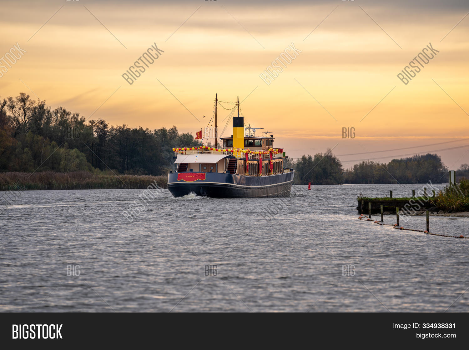 Traditional Steamboat Image & Photo (Free Trial) | Bigstock
