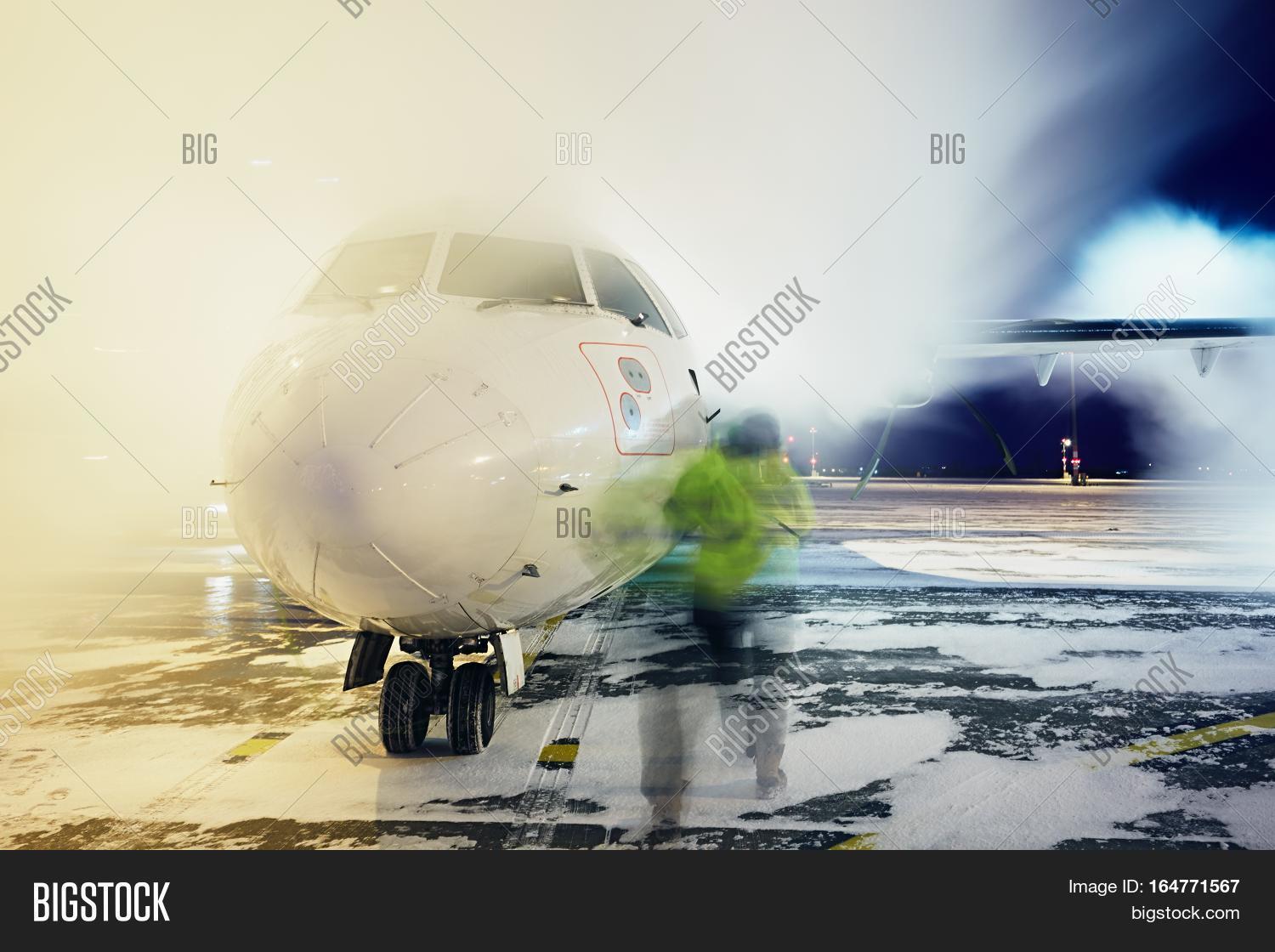 Deicing Airplane Image & Photo (Free Trial) | Bigstock