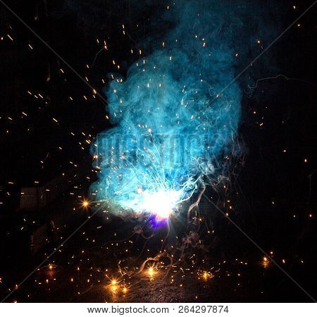 Welder Welds Metal Image & Photo (Free Trial) | Bigstock