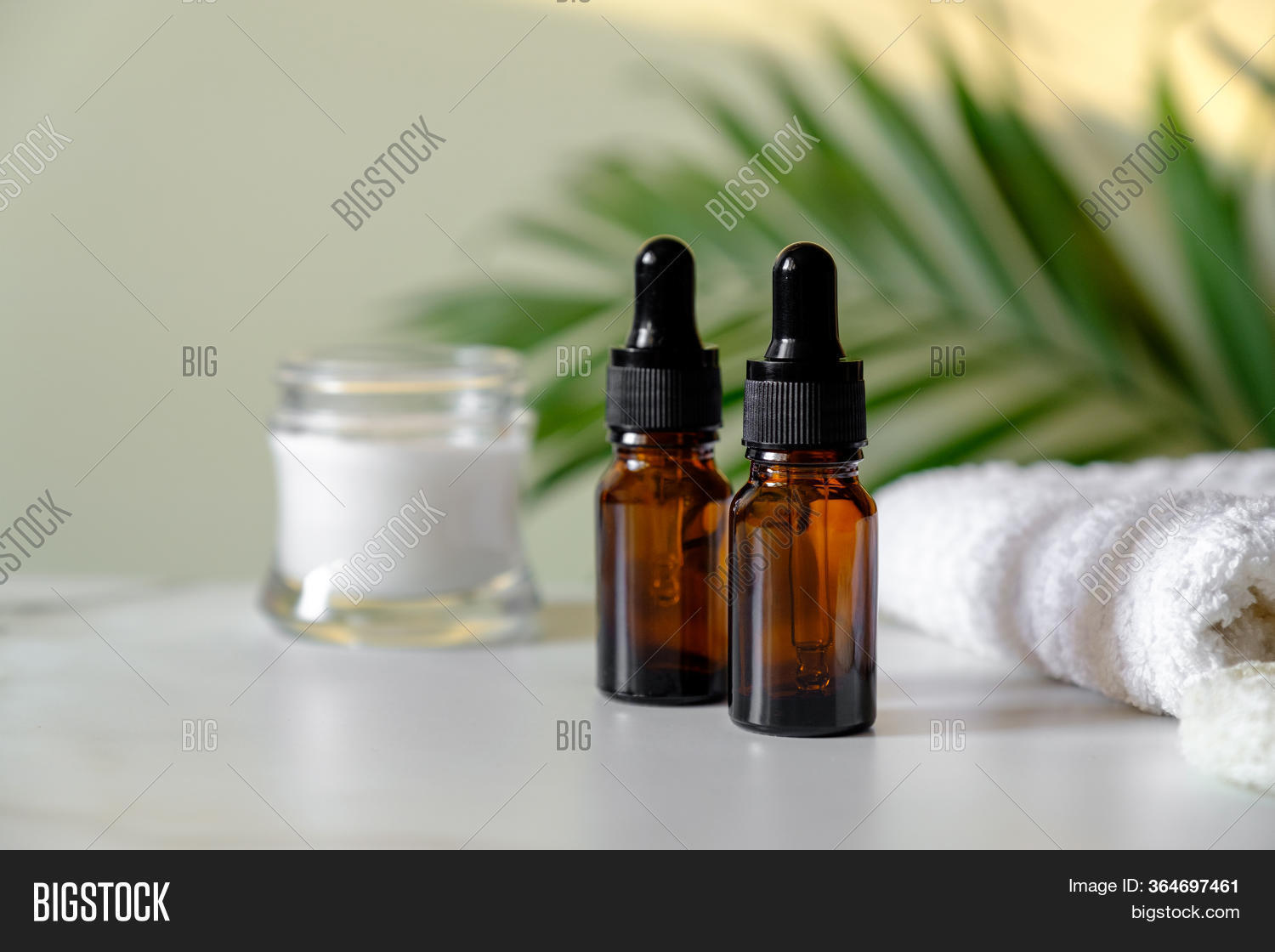 Imagen y foto Two Clear Dropper (prueba gratis) | Bigstock