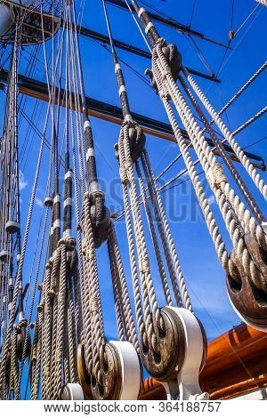 Old Naval Ship 图片和照片（免费试用） | Bigstock