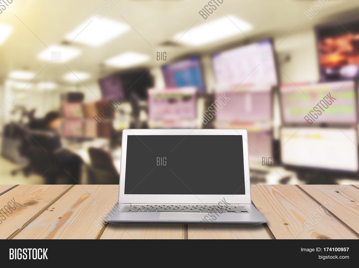 Laptop Blank Screen On Image & Photo (Free Trial) | Bigstock