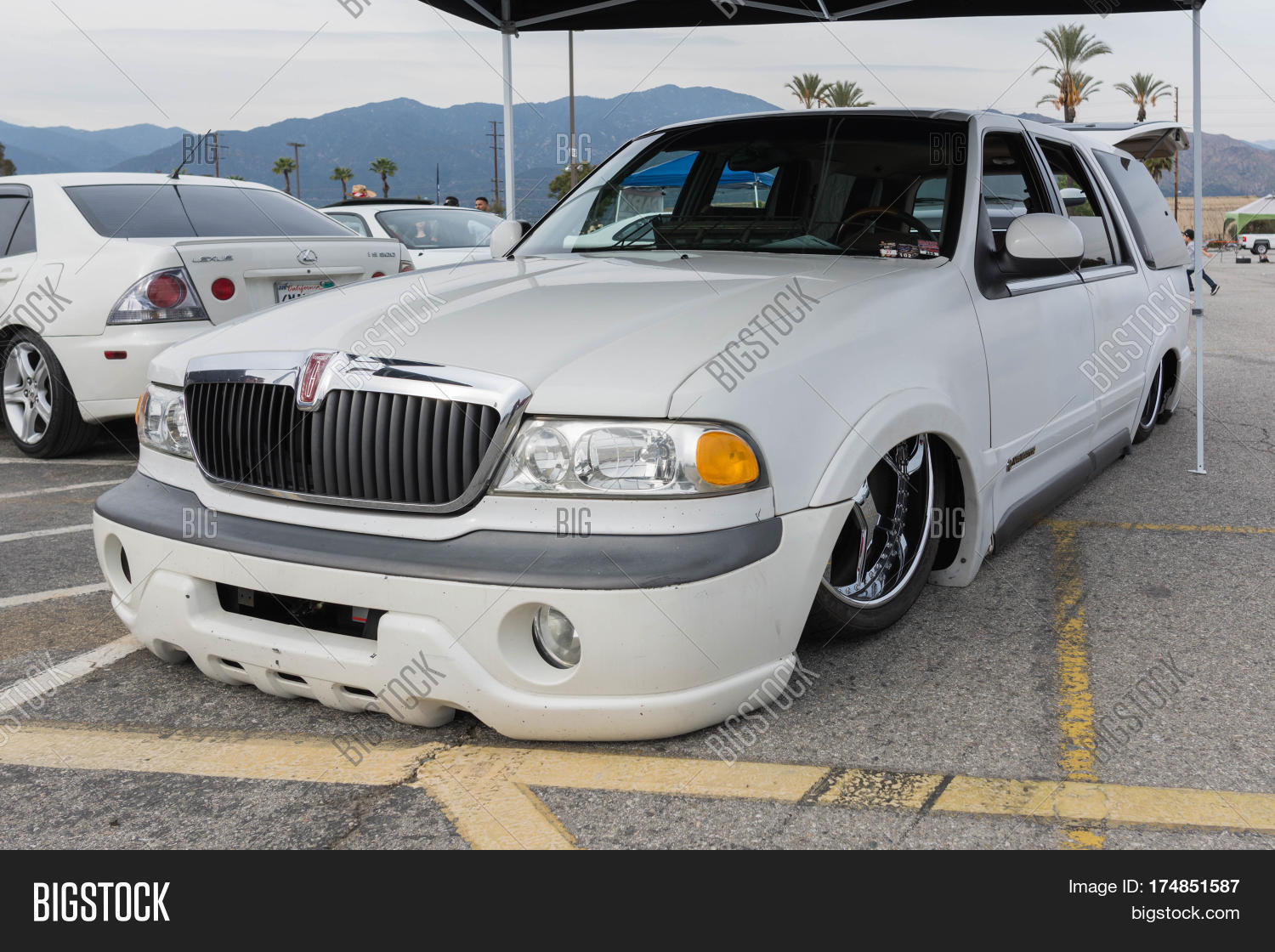 Lincoln Navigator Image & Photo (Free Trial) | Bigstock