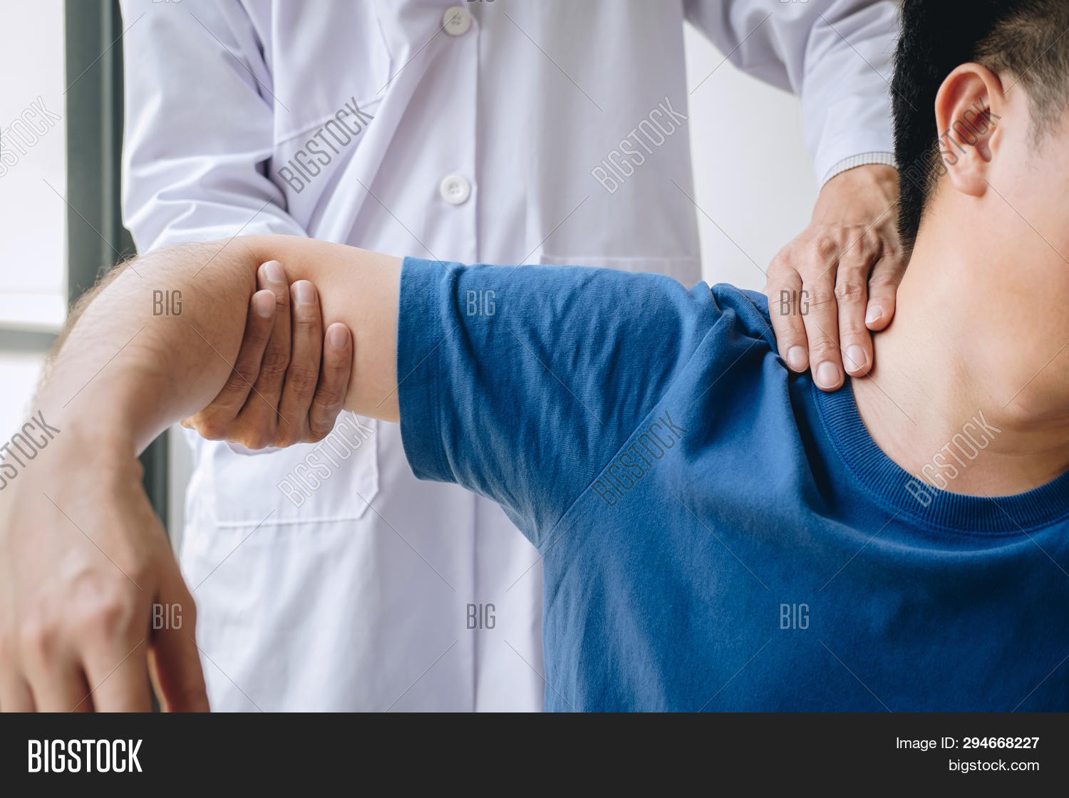 Doctor Physiotherapist Image & Photo (Free Trial) | Bigstock