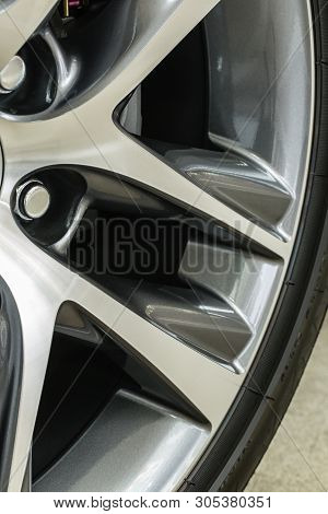 Metal Silver Car Wheel Image & Photo (Free Trial) | Bigstock