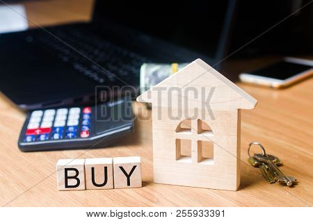 House On Desk Realtor Image & Photo (Free Trial) | Bigstock