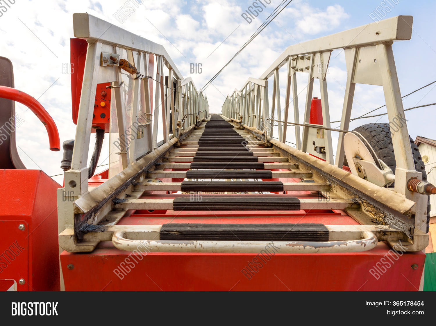 Boom Lifting Wheel Image & Photo (Free Trial) | Bigstock