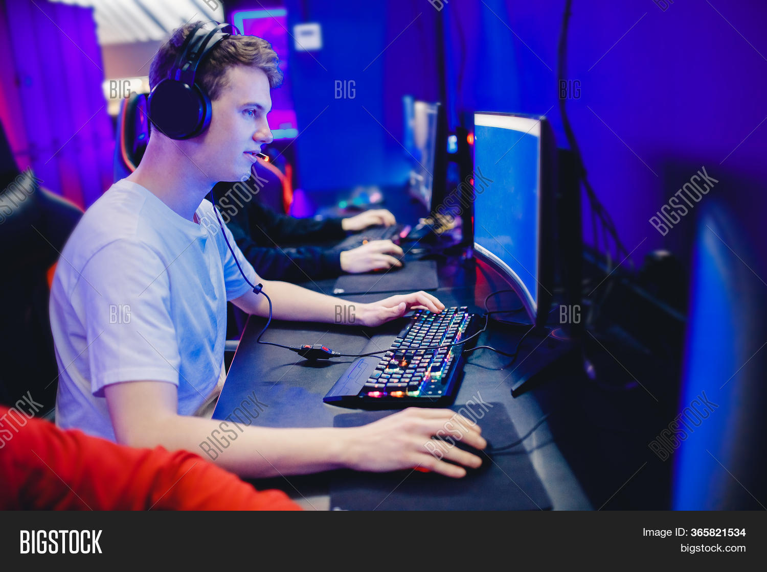 Young Man Gamer Play Image & Photo (Free Trial) | Bigstock