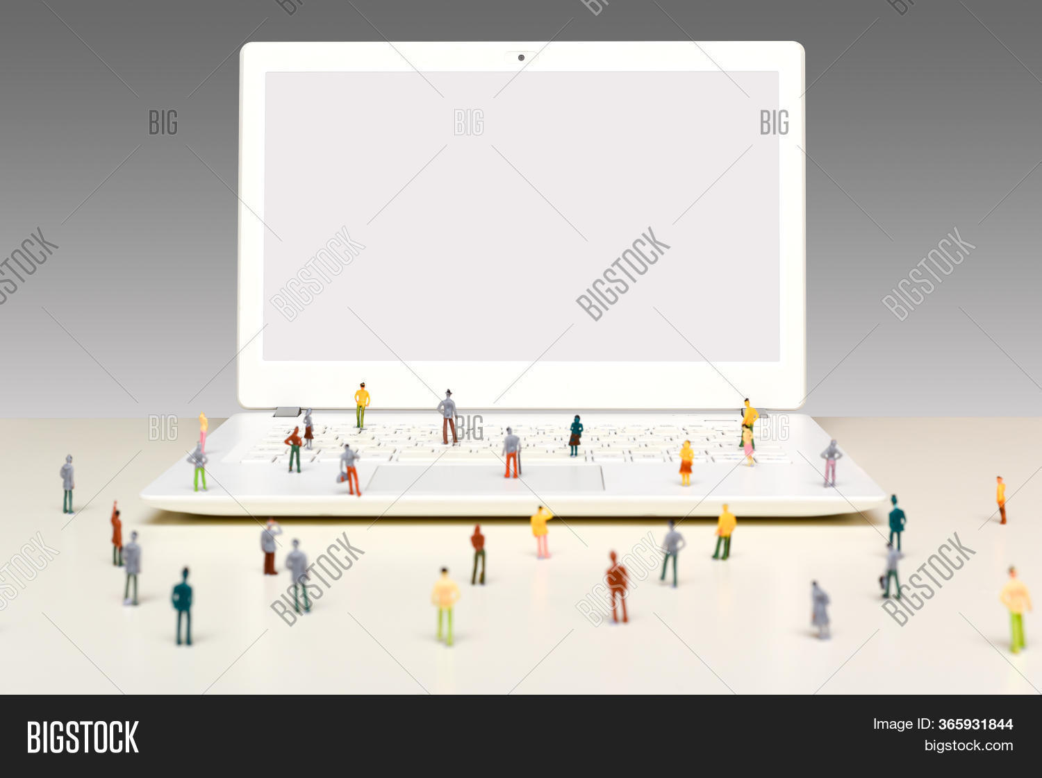 Crowd People Looking Image & Photo (Free Trial) | Bigstock