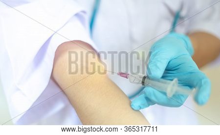 Doctor Injecting Drug Image & Photo (Free Trial) | Bigstock