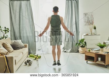 Back View Young 图片和照片（免费试用） | Bigstock
